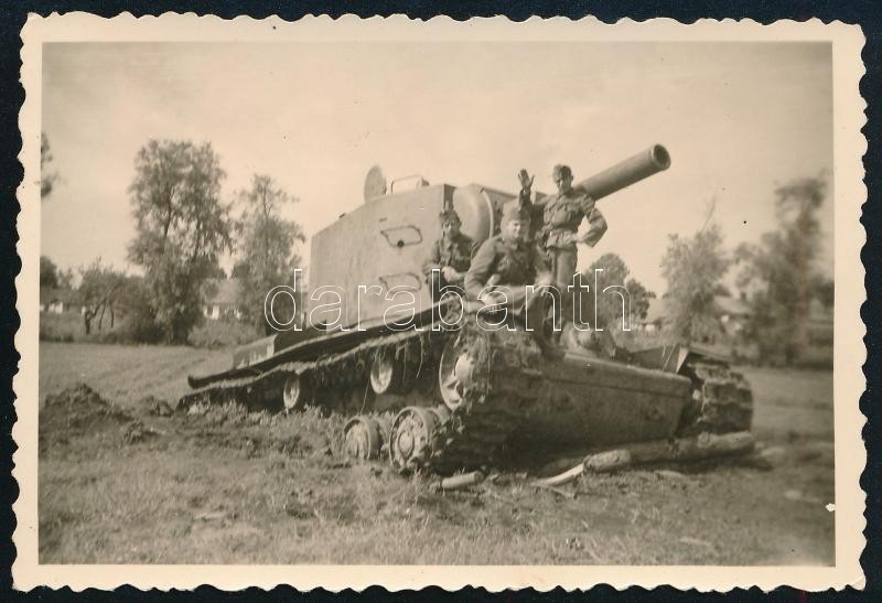1941 II. világháborús magyar katonák elhagyott szovjet KV-2 nehéz ...